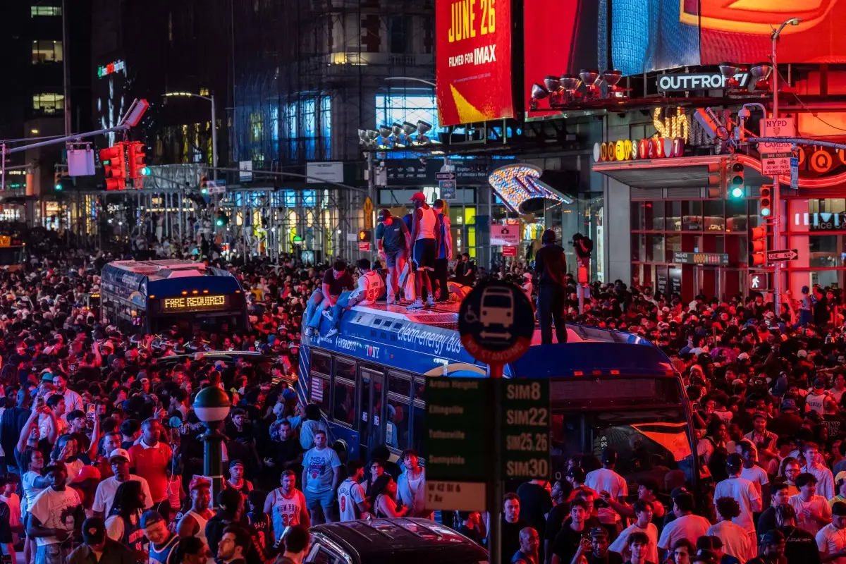 Knicks Championship Celebrations: Best Photos of New York Fans After ...
