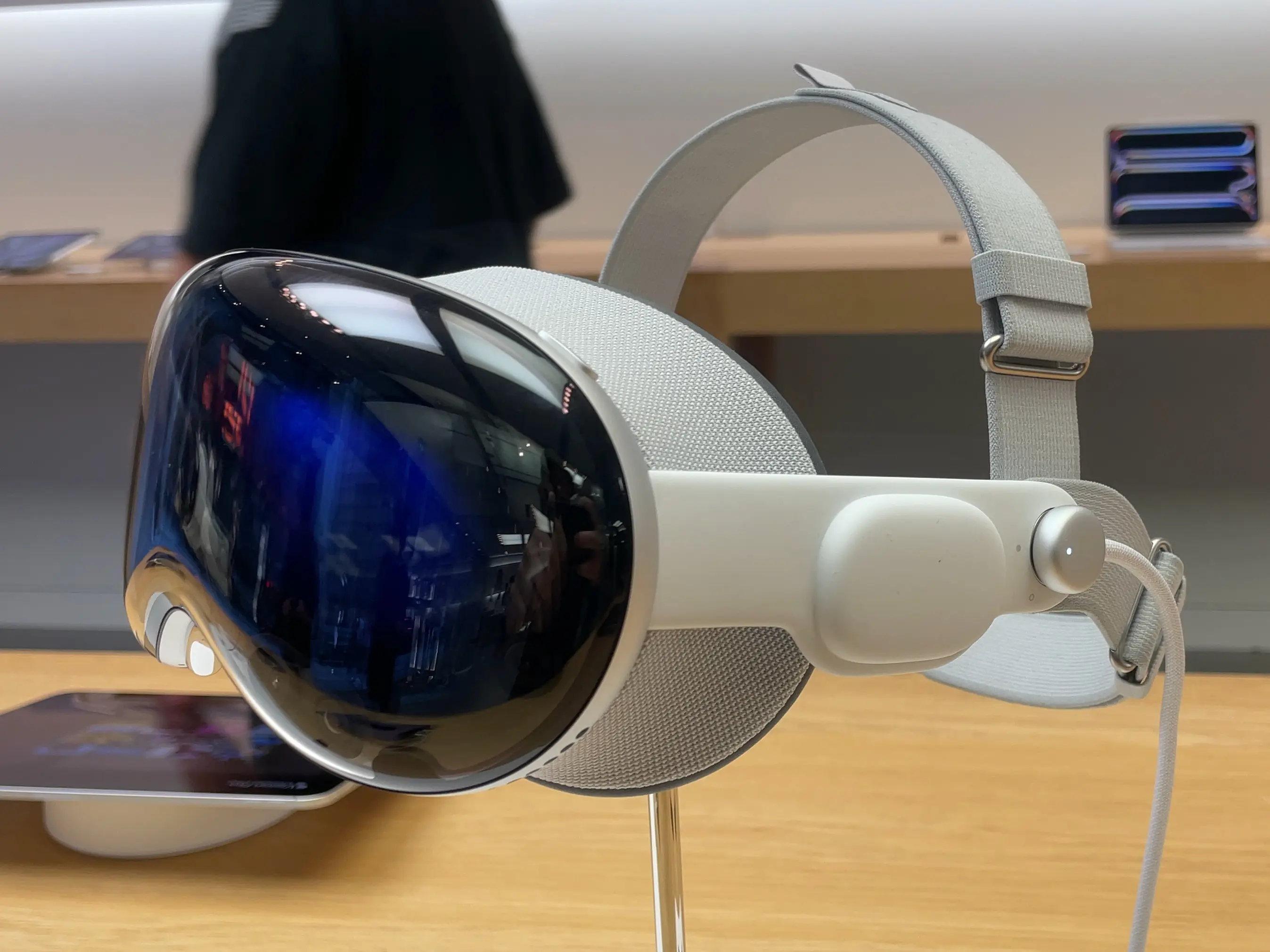 'It sees what you see': Why Siri AI on Apple Vision Pro is 'cyborg ...