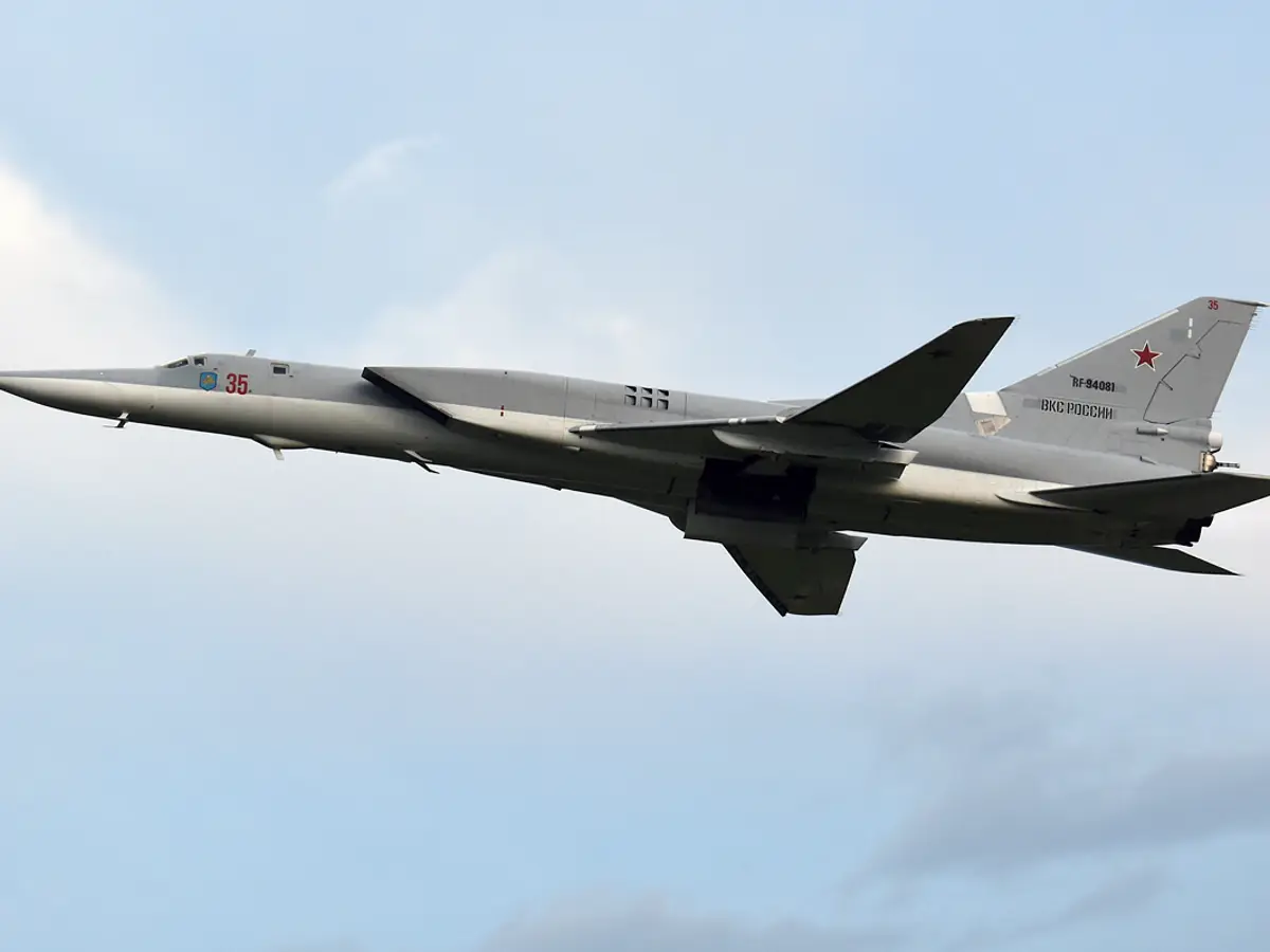 Dramatic footage captures moment Russian Tu-22M3 bomber crashes in ...