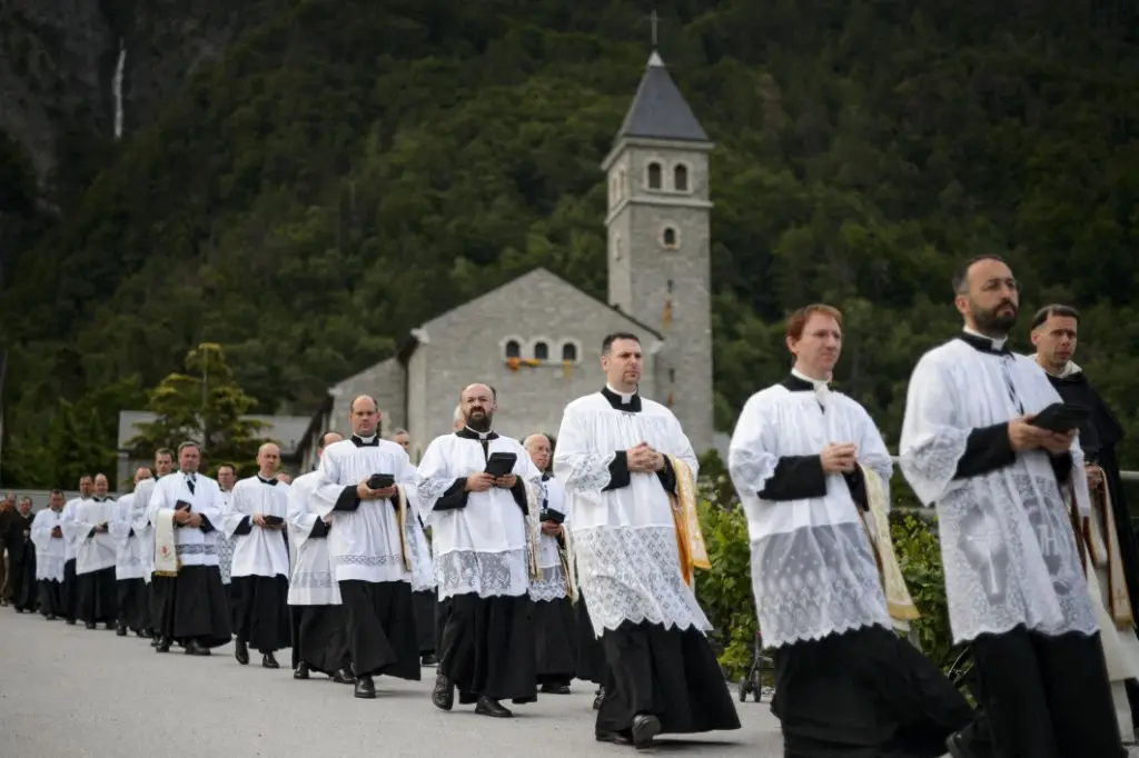 Traditionalist Catholics reject Pope Leo XVI and Vatican authority in a ...