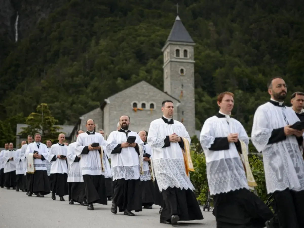 Traditionalist Catholics reject Pope Leo XVI and Vatican authority in a ...
